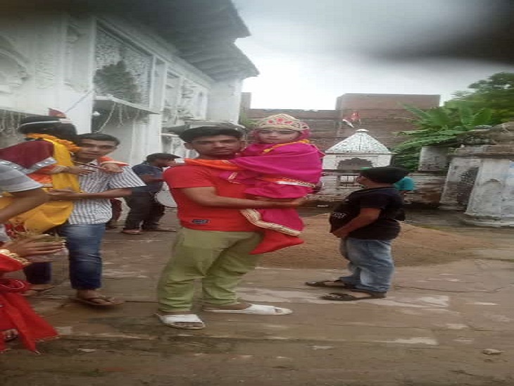 Devotees roamed from house to house with Radha-Krishna in their lap ...