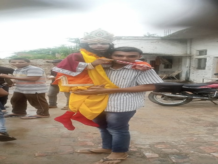 Devotees roamed from house to house with Radha-Krishna in their lap ...