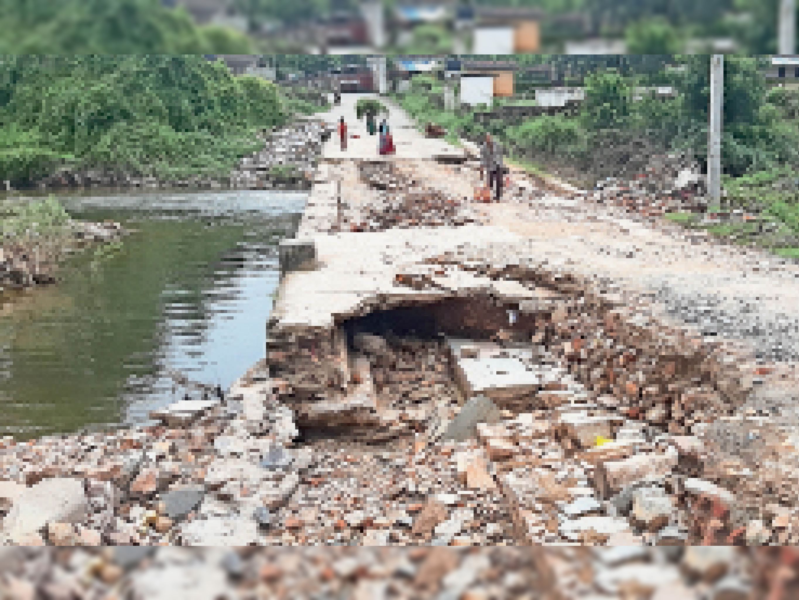 The broken culvert due to strong current did not improve even after 10 ...