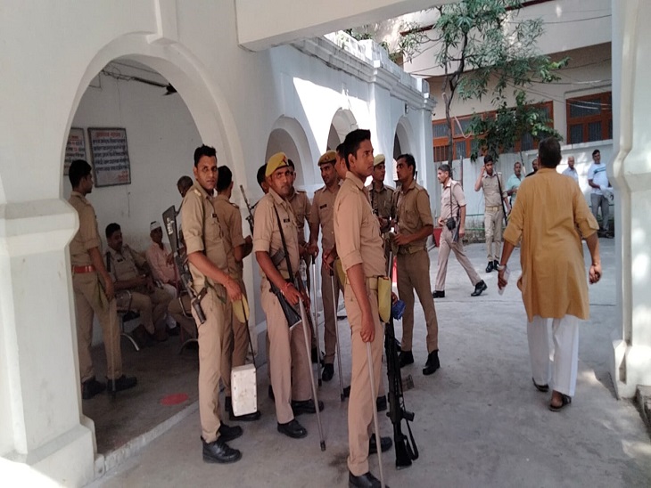 Bhakiyu Tomar staged a sit-in in Muzaffarnagar Collectorate ...