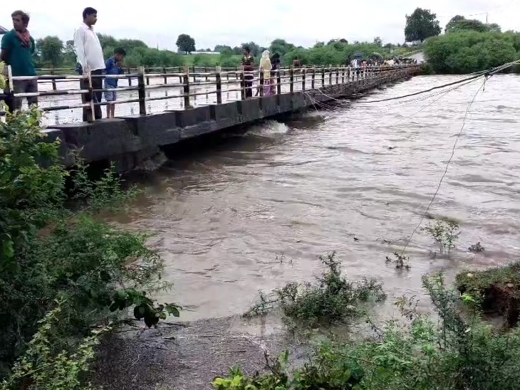 Rain filled the low-lying settlements, Dhasan, Bina, Sunar river ...