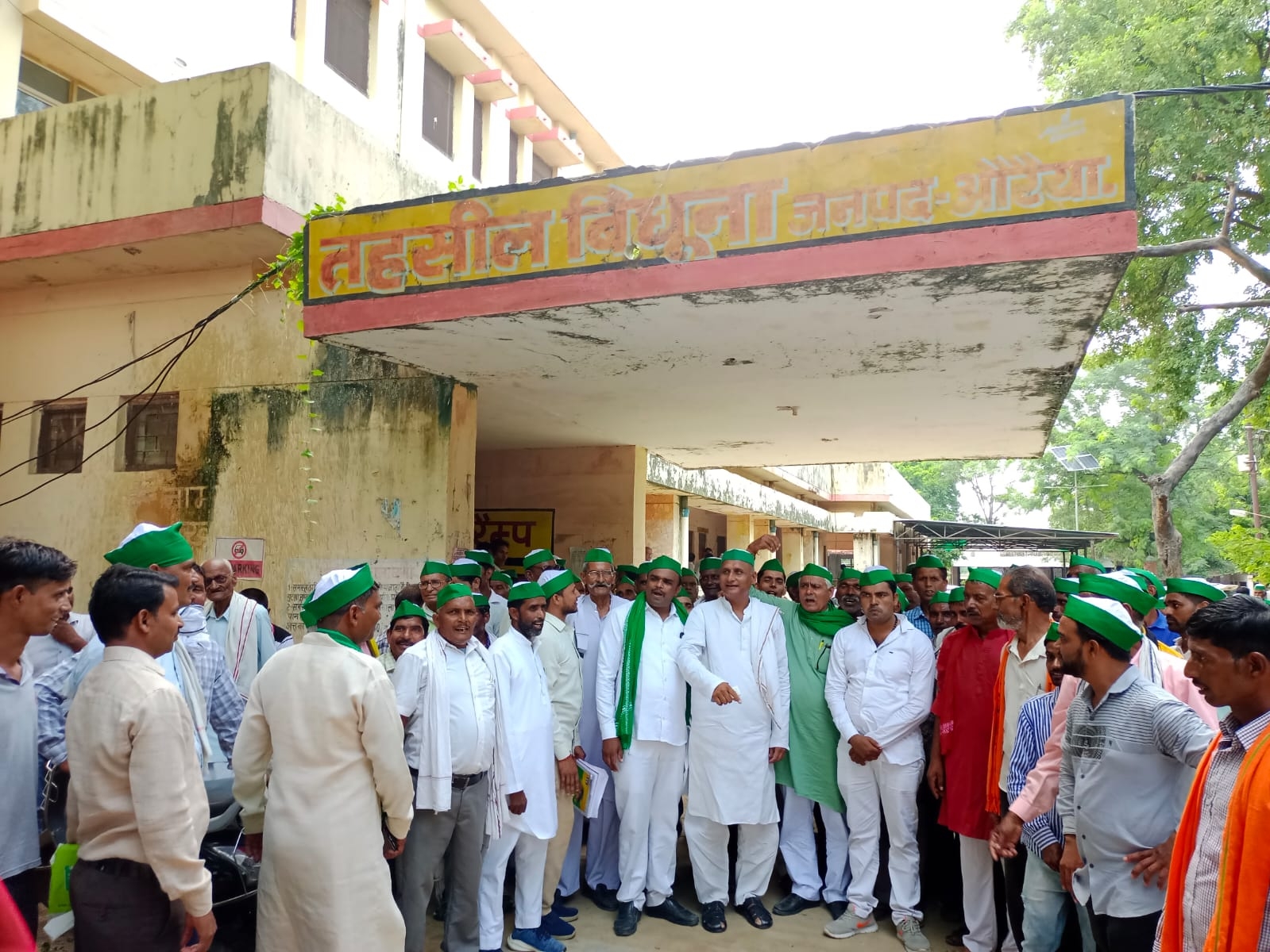 Memorandum submitted to Bidhuna SDM, said - there should be a system of ...