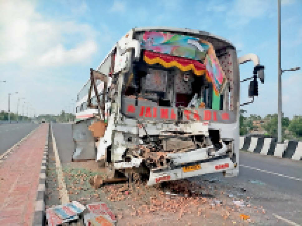 एनएच 22 फोरलेन पर पुलिस के रोके गए ट्रक से टकराई यात्री बस, ड्राइवर की ...
