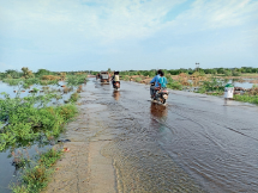 Chemical water started flowing over the Samdari slip, the water in the ...