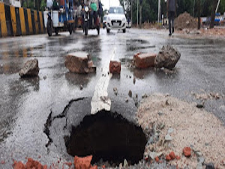 The rain-swept road got repaired | दैनिक भास्कर ने उठाया मुद्दा: बारिश ...