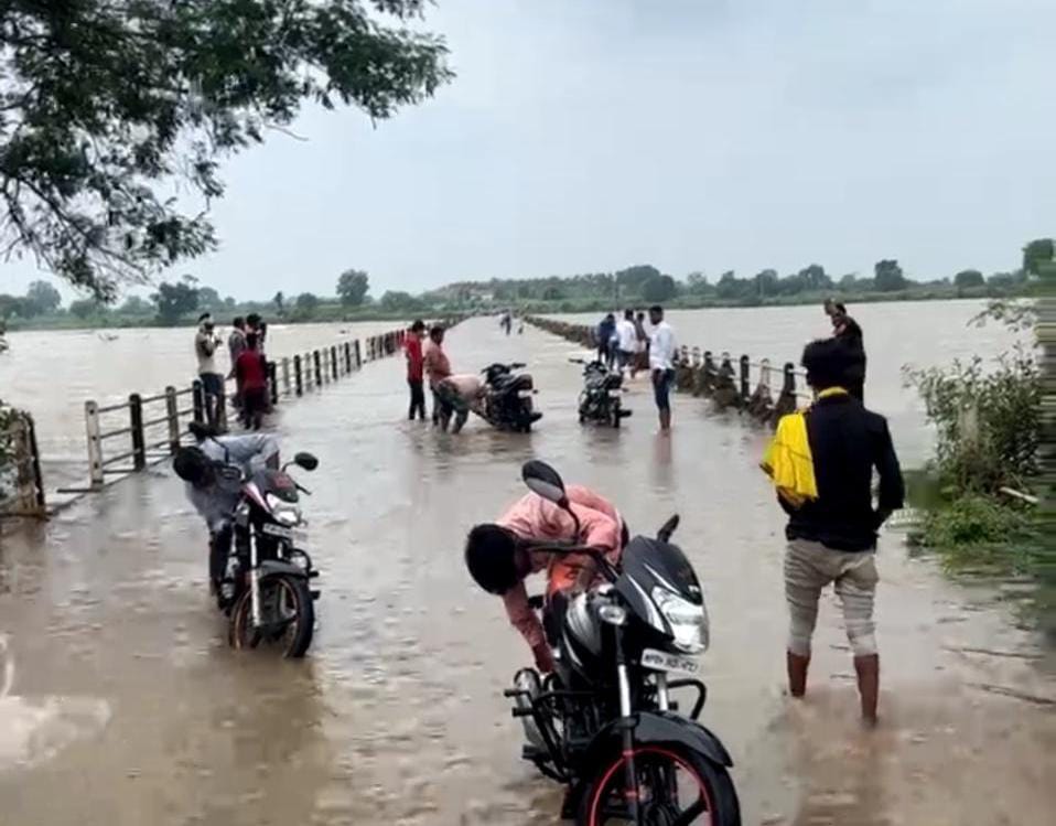 The water reached the danger mark, the bridge of Badgor submerged ...