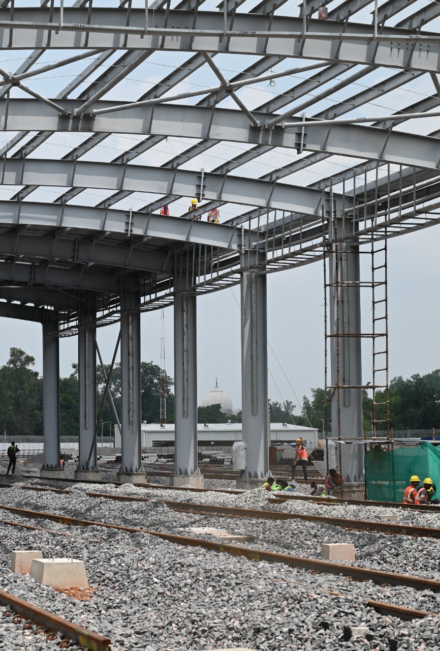 Now the construction of shed on elevated stations is being done from PEB structure | आगरा के ...