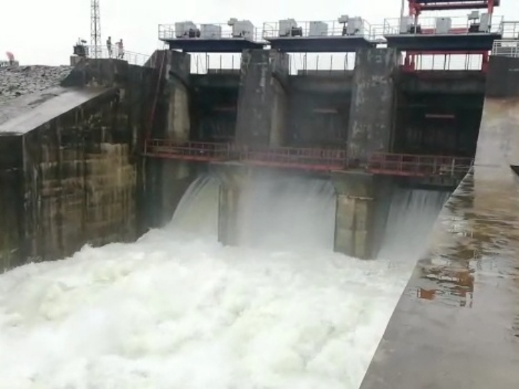 Villages and towns cut off, all dams in the district overflow | पार्वती ...