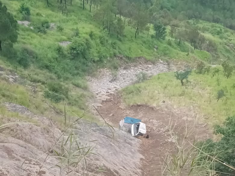 Tempo crashes in Aani Ke Dalash, The truck laden with apples fell into ...