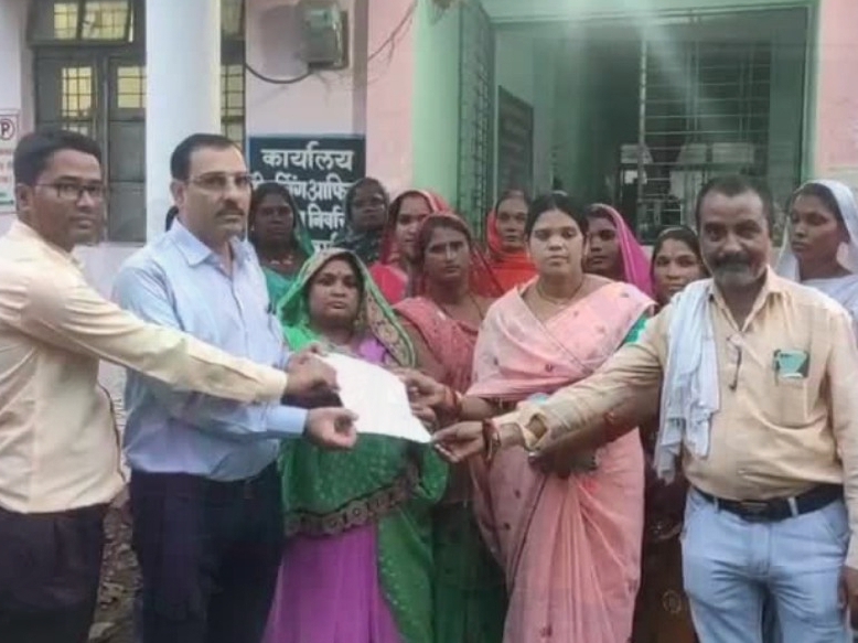 Villagers including women opened front in Pipariya Kalan and Saathi ...