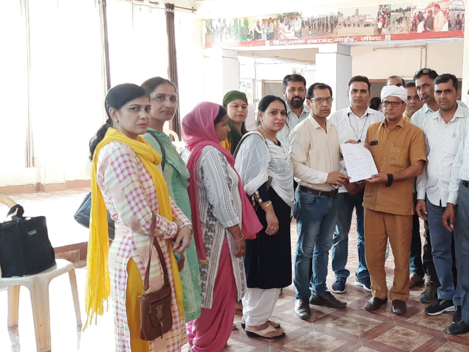 Guest teacher met DEO in Jind | जींद में गेस्ट टीचर DEO से मिले: सरकार ...