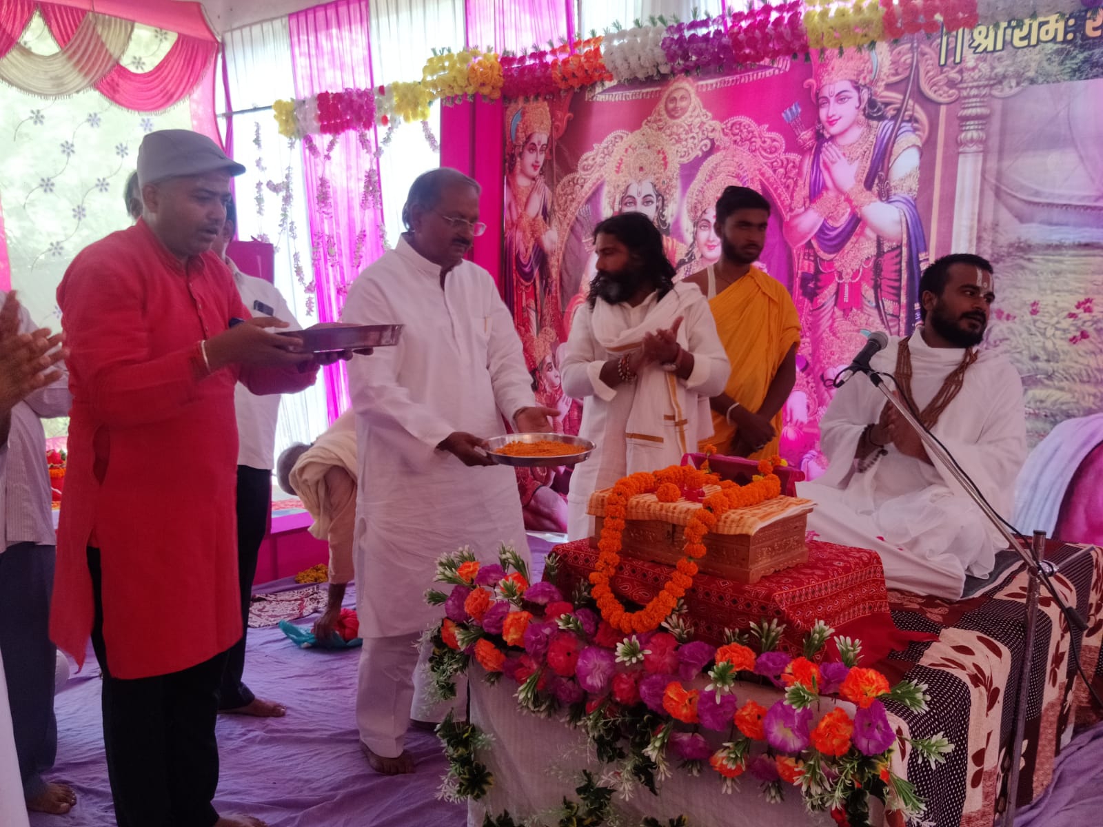 Saint Manas Vyas Purushottam ji Maharaj narrated the leela of the Lord ...