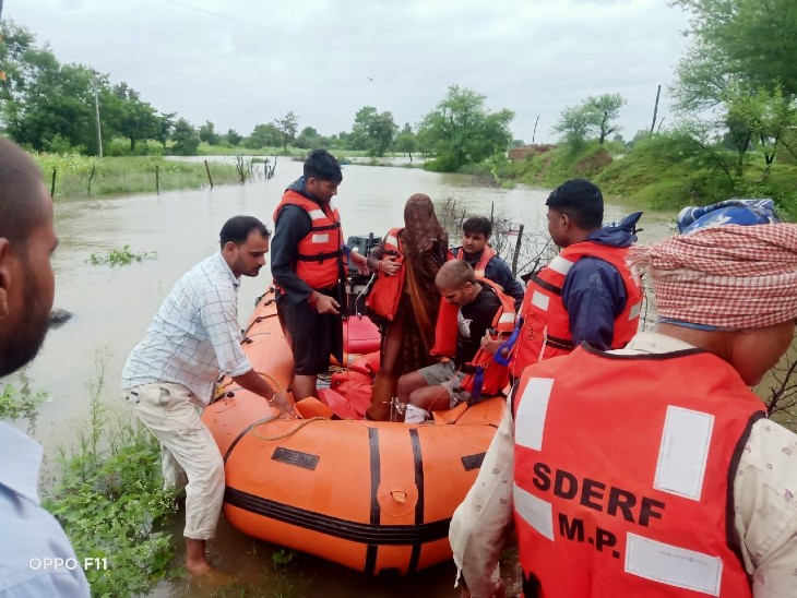 Gwalior and Guna SDERF team took over the front; 12 civilians still ...
