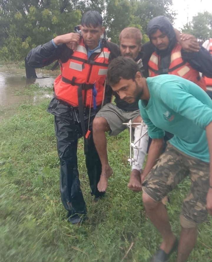 Gwalior and Guna SDERF team took over the front; 12 civilians still ...