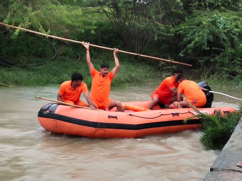 SDRF's rescue operation continues in a rush to save a friend | पानी में ...