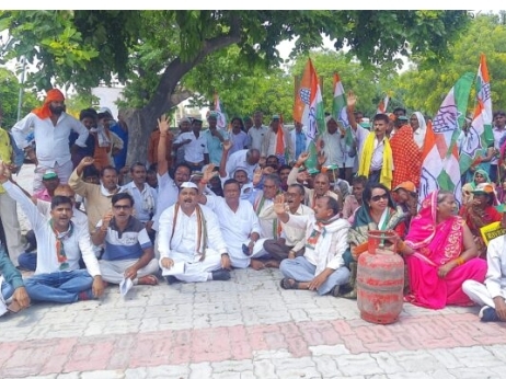 In Rae Bareli, Congressmen demonstrated against rising inflation ...