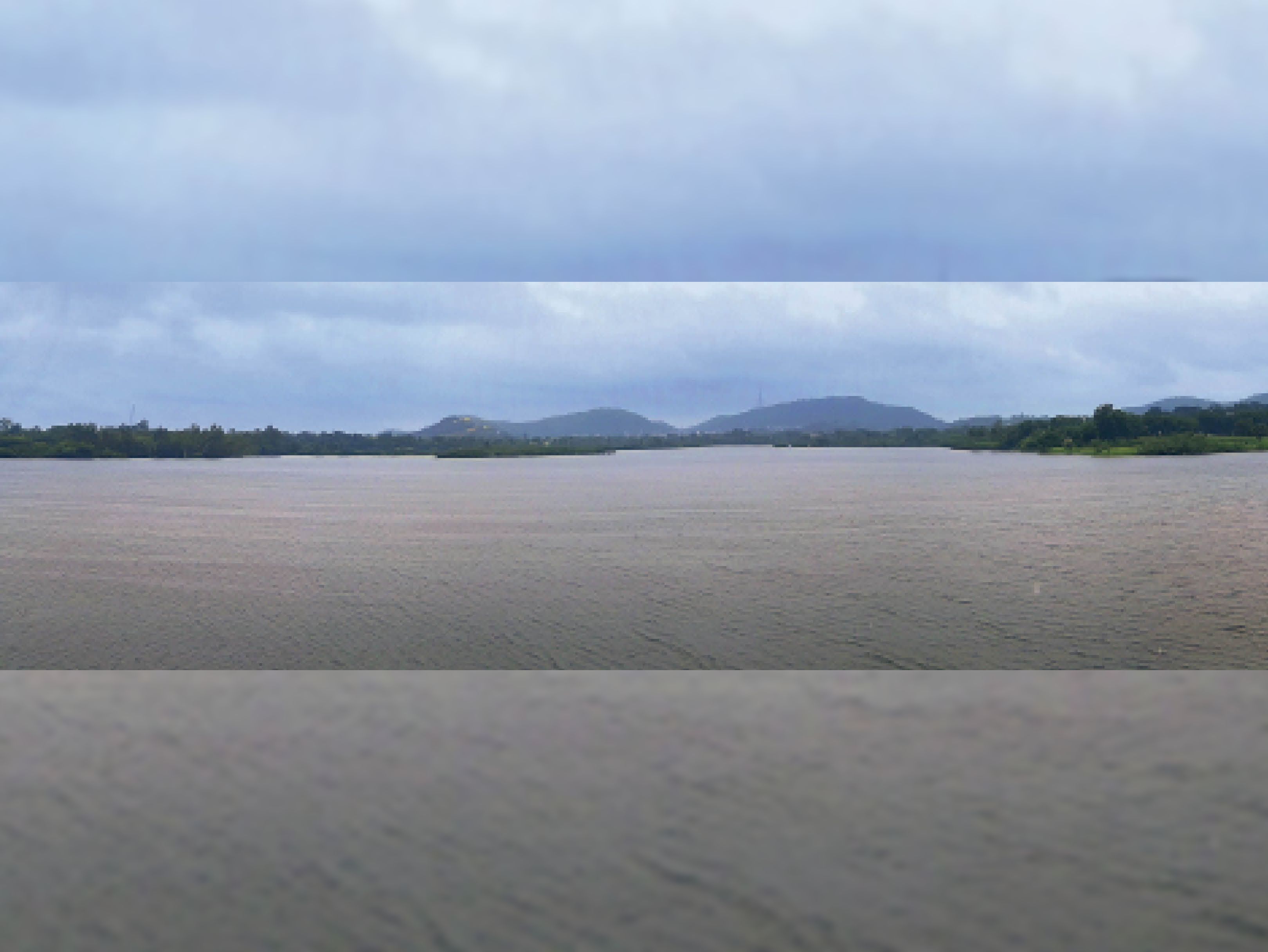 Simalwada's Vatrak pond spilled, Peeth pond overflows, water on the road