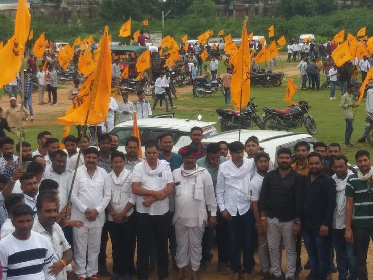 झंडे लहराते हुए वाहनों पर सवार होकर सड़कों से गुजरे | Rajasthan Gurjar ...