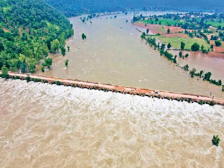 Water touched the Satanwada-Narvar bridge, releasing 2189 cumecs of ...