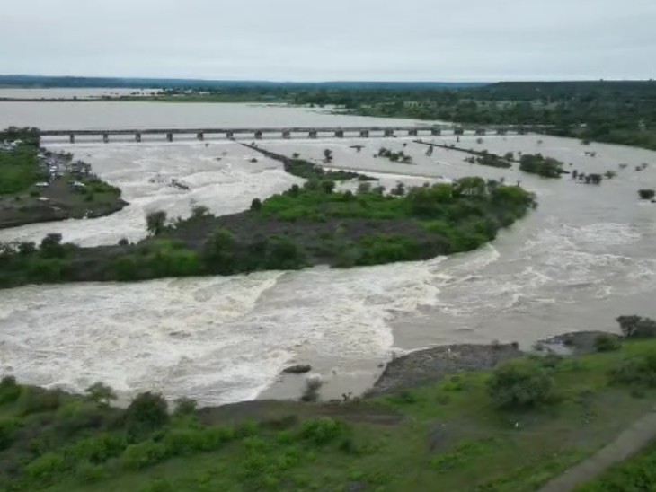 MP Rainfall News; Rajghat Dam Sagar Video Footage | Rajghat Waterfalls ...