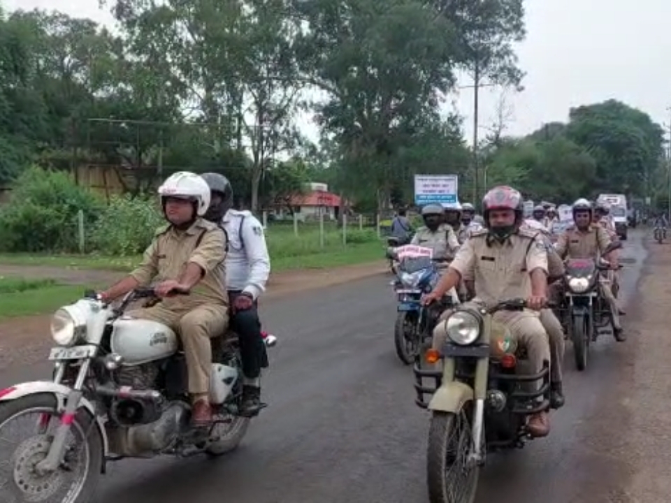 Bike Rally Taken Out From The Traffic Police Station On The Fourth Day The Sp Showed The Green
