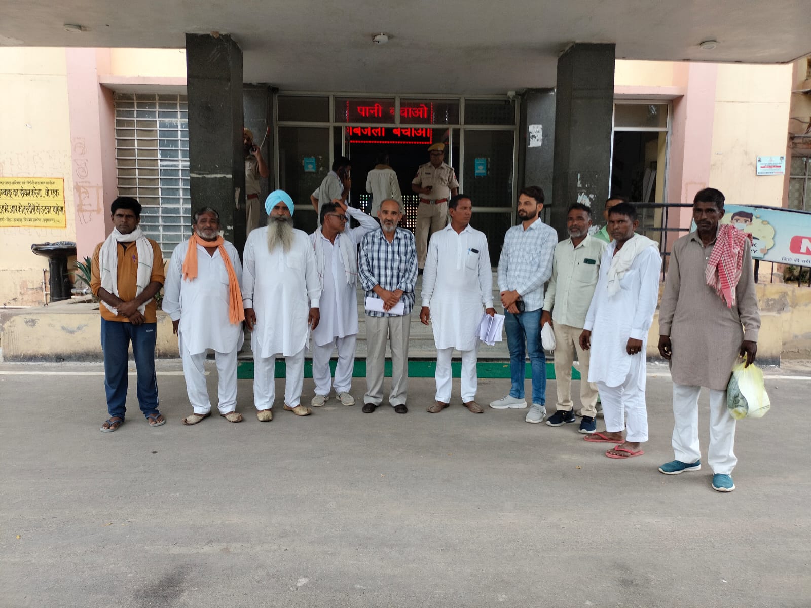 Aam Aadmi Party submitted memorandum to the collector in the name of CM ...