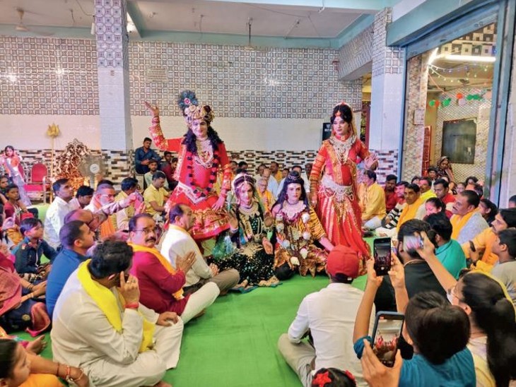 Artists of Vrindavan sang hymns, local artists performed Rasleela | छठी ...