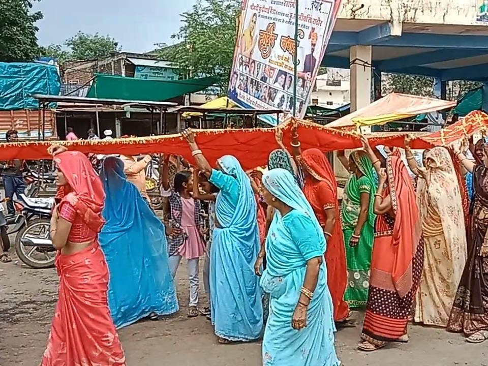 Hundreds of pilgrims left Sarangi for Bada Ambaji Gujarat | श्रद्धालुओं ...