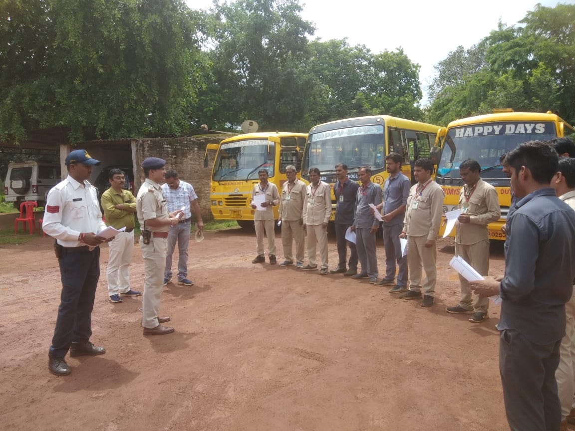 Traffic police arrived to check school buses, instructed to follow 18 ...