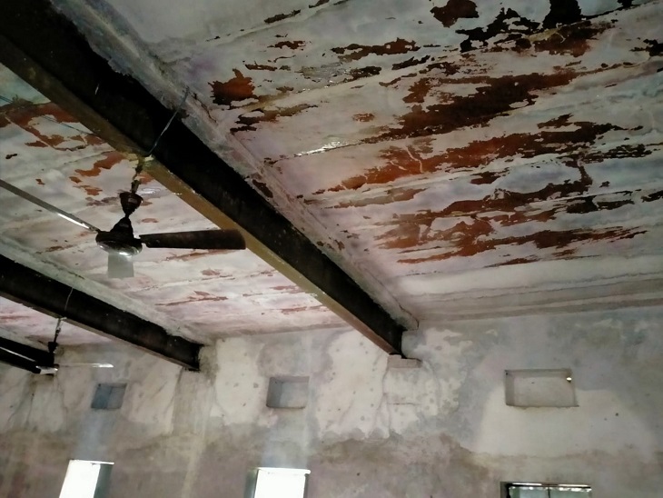 The rain of the dilapidated school building spoiled the situation, the ...