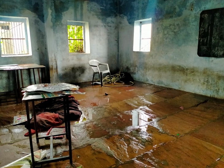The rain of the dilapidated school building spoiled the situation, the ...