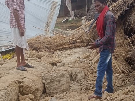The workers were demolishing the raw wall, the young man was not aware ...