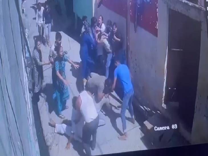 Fierce fight between two sides in Greater Noida ,Incident of assault ...
