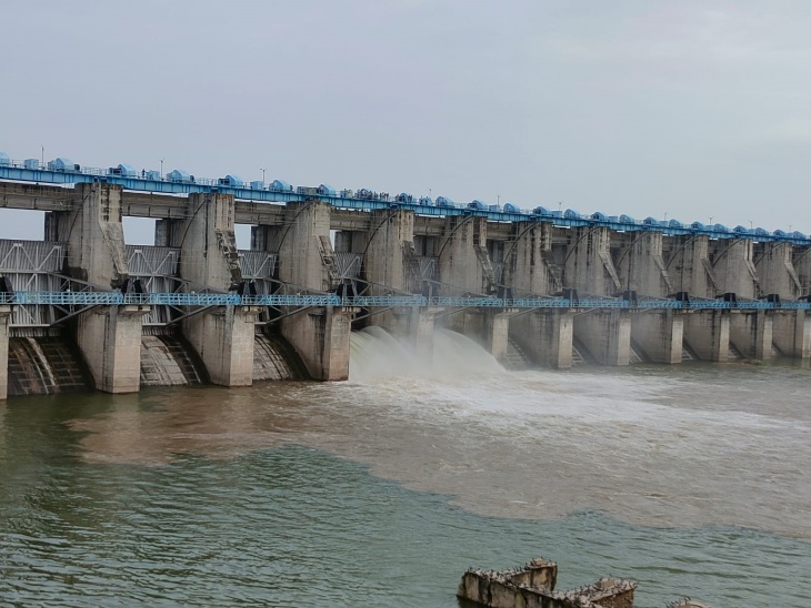 Gates of Bisalpur Dam opened for the sixth time in 19 years | 19 सालों ...