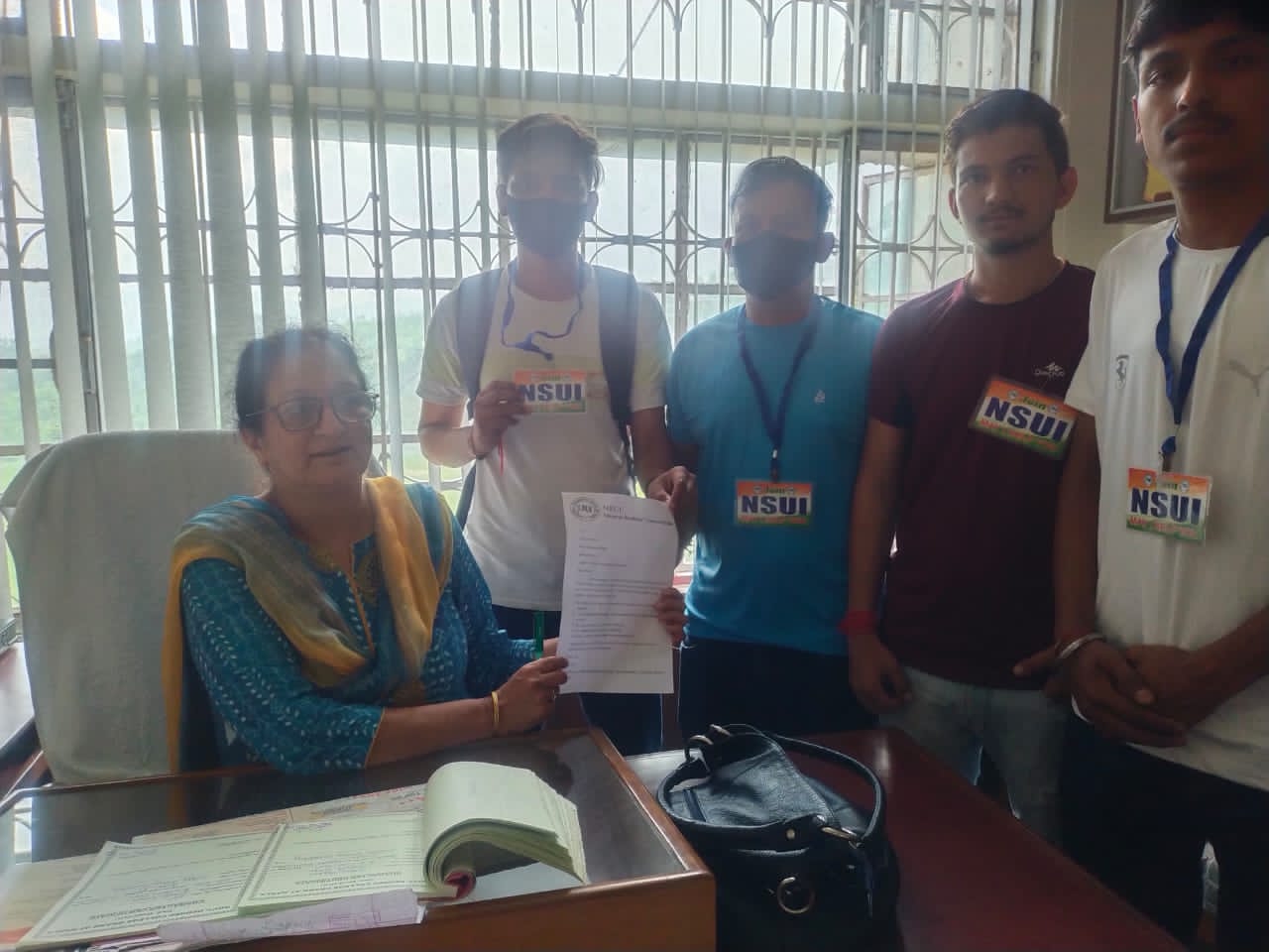 Demand to open bus pass counter in Narla College | नारला कॉलेज में बस ...