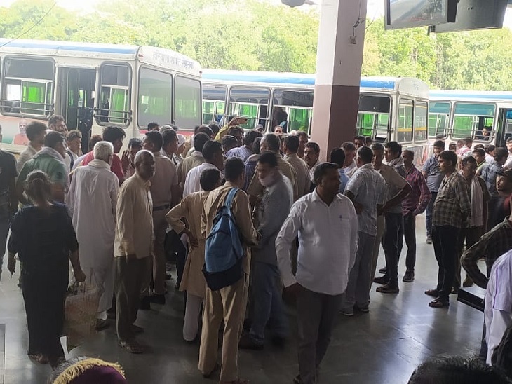 Private bus operator and roadways worker Fight in rohtak bus stand ...