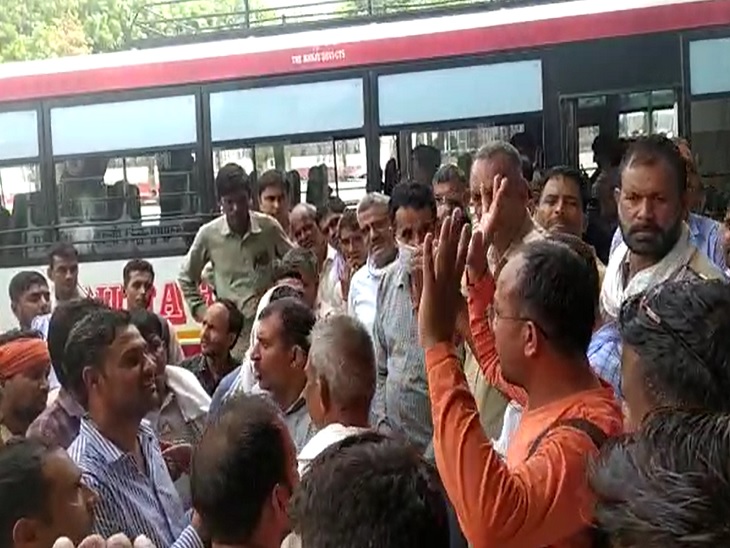 Private bus operator and roadways worker Fight in rohtak bus stand ...