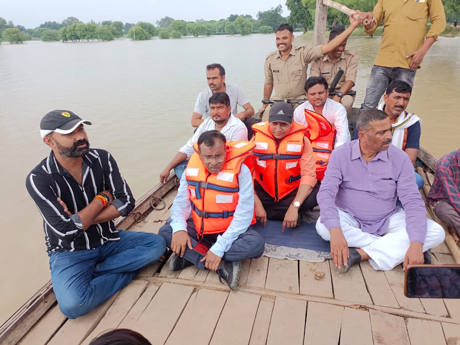 MLA visited flood affected areas in Mau | मऊ में विधायक ने किया बाढ़ ...