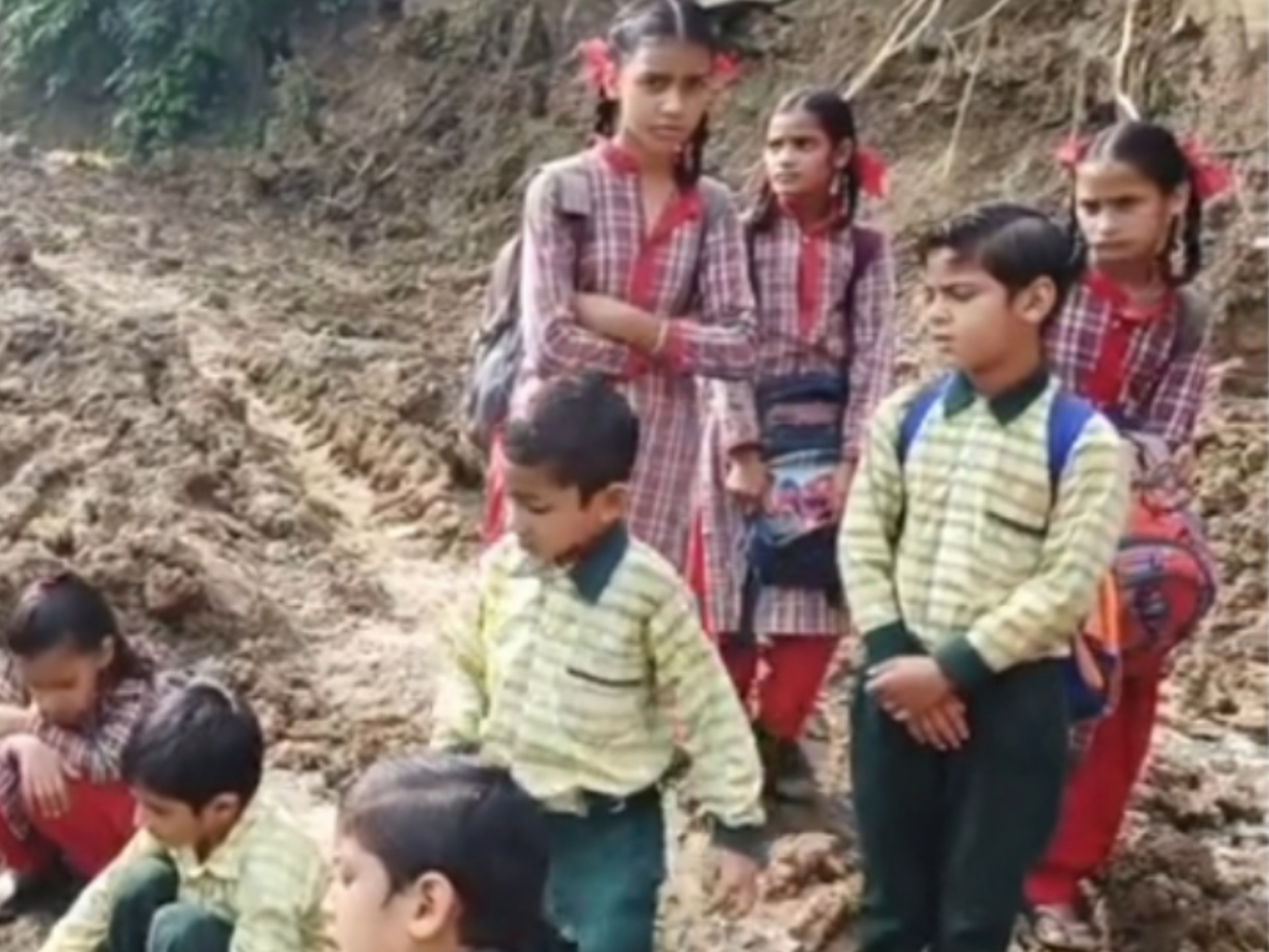 Mandi: Naunihal reaching school by walking 5 km in Padhar | 5 किमी पैदल ...