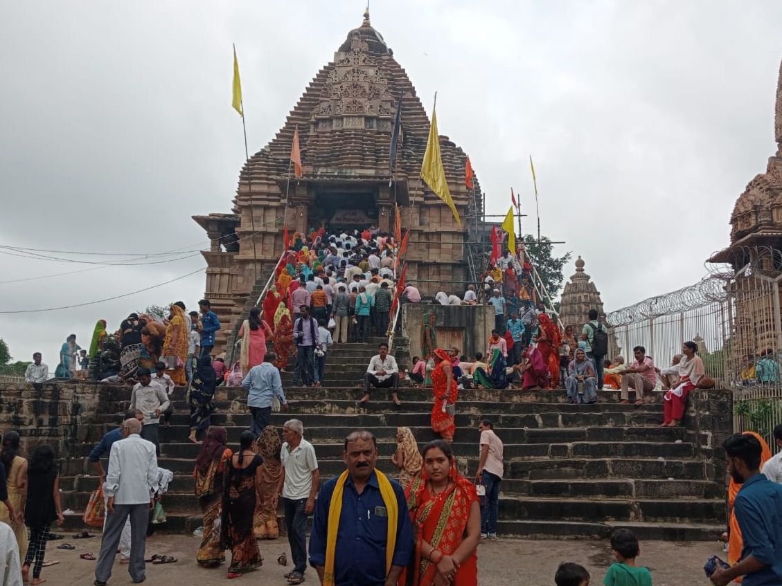 मतंगेश्वर महादेव मंदिर में लगा भक्तों का तांता, दूरदराज से पहुंचे ...