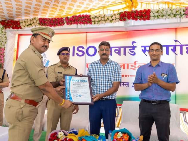 Indore IG gave ISO Award for excellence to TI Taresh Soni in Pithampur ...