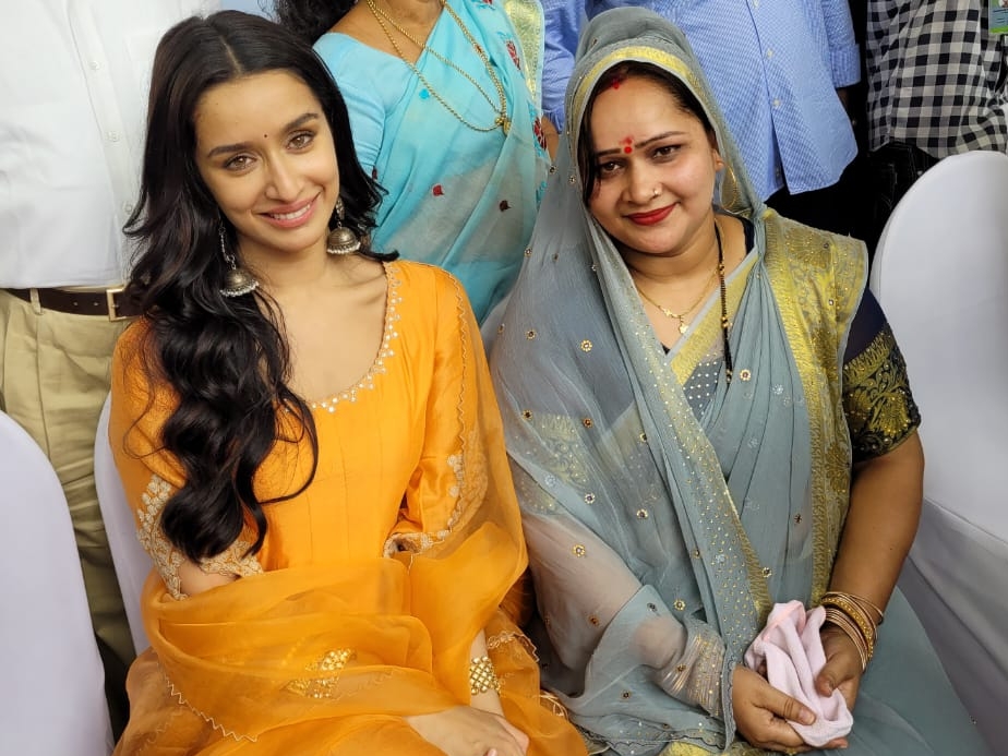 Received honor from CM, period singer Anju tied the knot in Kajri ...