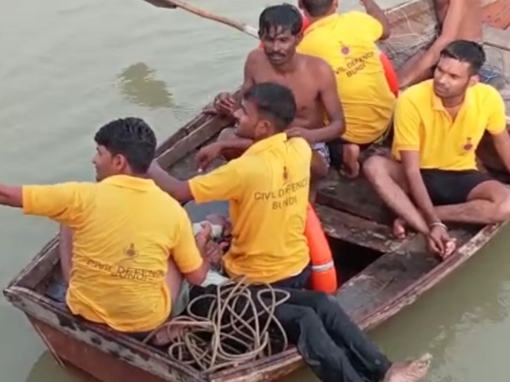 Jumped to escape from bees, rescue team took out dead body after 1 hour ...