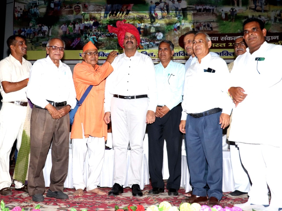 Organizations honored DC Dr. Jai Krishna Aabhir in Narnaul ...