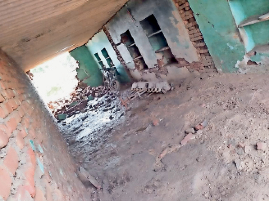 The soil filled the rooms due to flood water, cracks in the walls ...