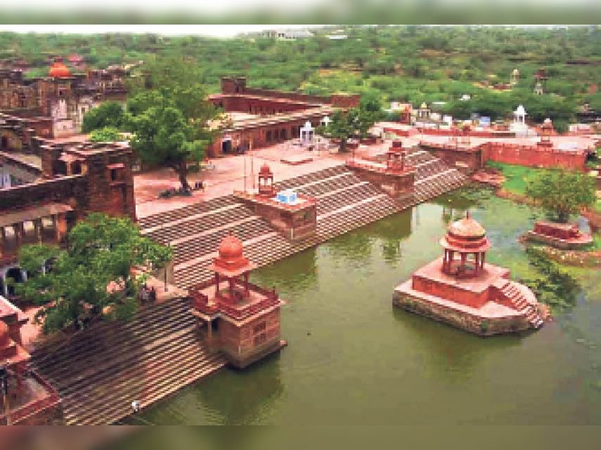 Devotees earn merit by bathing in the lake of Teerthraj Machkund | मच ...