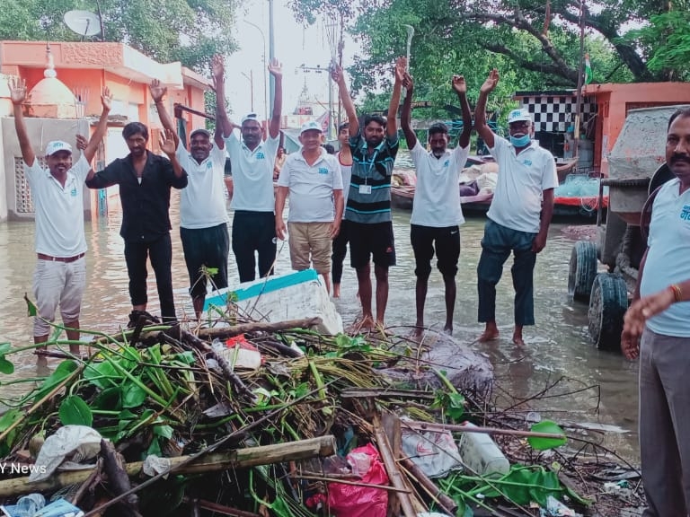 Ganga cleanliness campaign launched in Phulpur Volunteers cleaned the ...