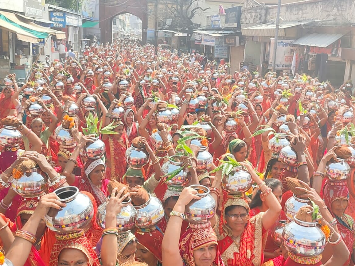 Inauguration with flag hoisting in Kekdi, 1111 women participated in ...
