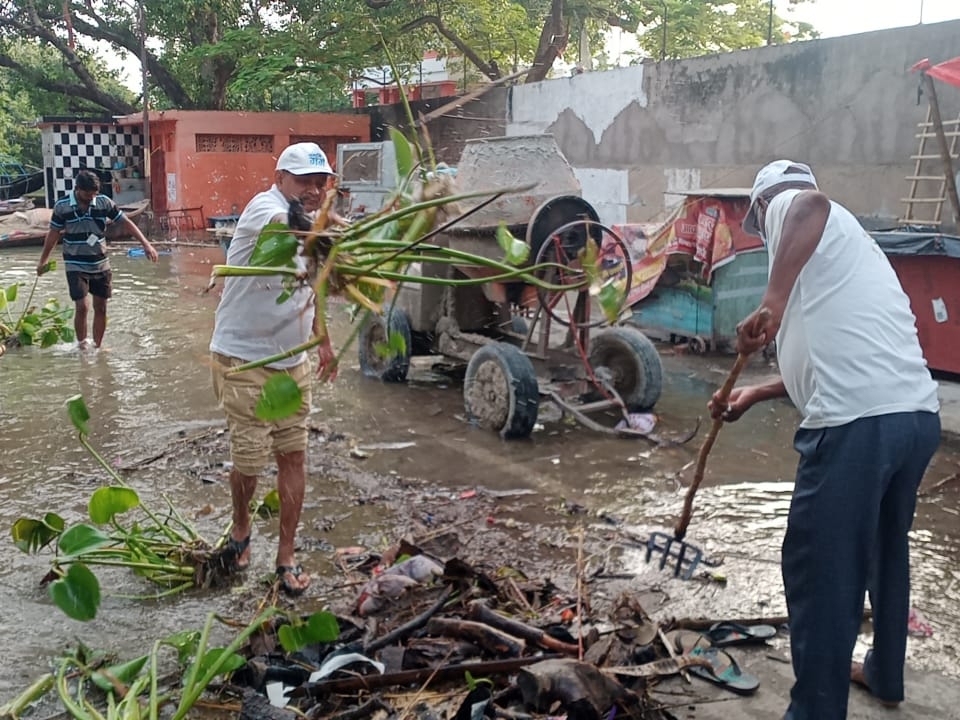 Ganga cleanliness campaign launched in Phulpur Volunteers cleaned the ...