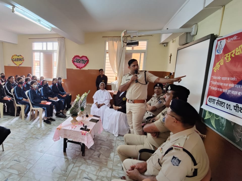 Tell the rules of road safety to school children | यातायात जागरूकता ...